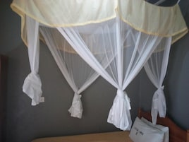 Quarto solteiro | Escrivaninha, cortinas blackout, Wi-Fi de cortesia, roupa de cama