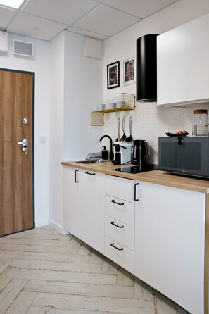 Estúdio empresarial | Cozinha privada | Geladeira, cooktop, lava-louças, cafeteira/chaleira