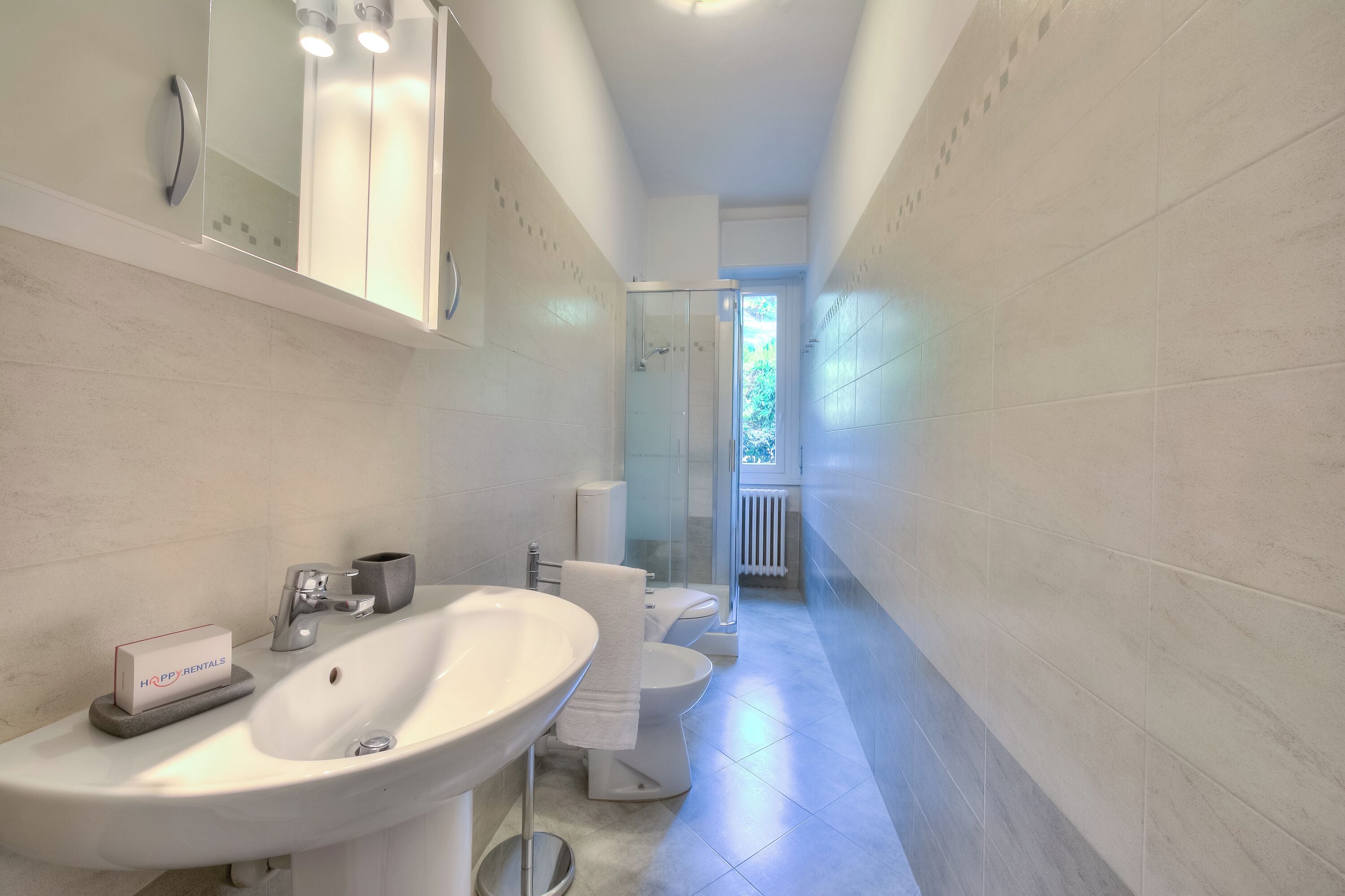 Apartamento Familiar, 2 quartos, micro-ondas (Casa Al Caprifoglio 600m From Beach) | Casa de banho | Um polibã, um chuveiro fixo, um secador de cabelo, um bidé 