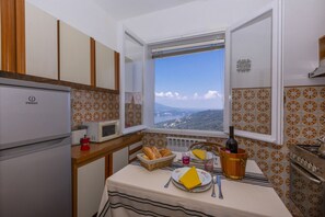 Apartamento família, vários quartos, ao lado da montanha (Nicoletta's Lake View Stresa) | Cozinha privada | Geladeira grande, micro-ondas, fogão, cooktop
