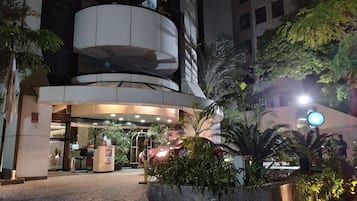 Fachada do alojamento (tarde/noite)