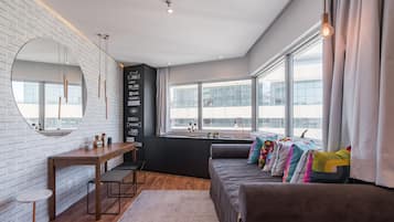 Apartamento (RD 1401) | Sala de estar | Televisor LCD de 65 polegadas com canais por cabo, televisor