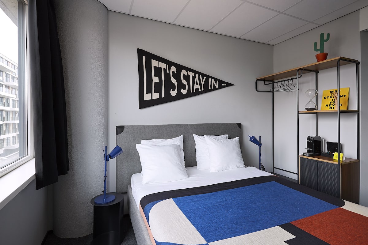 Roupas de cama premium, escrivaninha, cortinas blackout