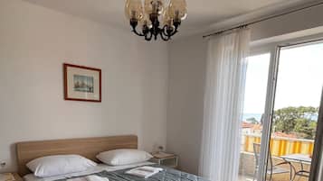 Estúdio (Studio Apartment with Balcony) | Área de estar | TV de tela plana