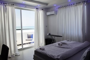 Cofres nos quartos, escrivaninha, cortinas blackout