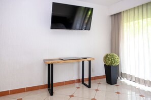 Suite Deluxe, kitchenette | Sala de estar | TV de ecrã plano