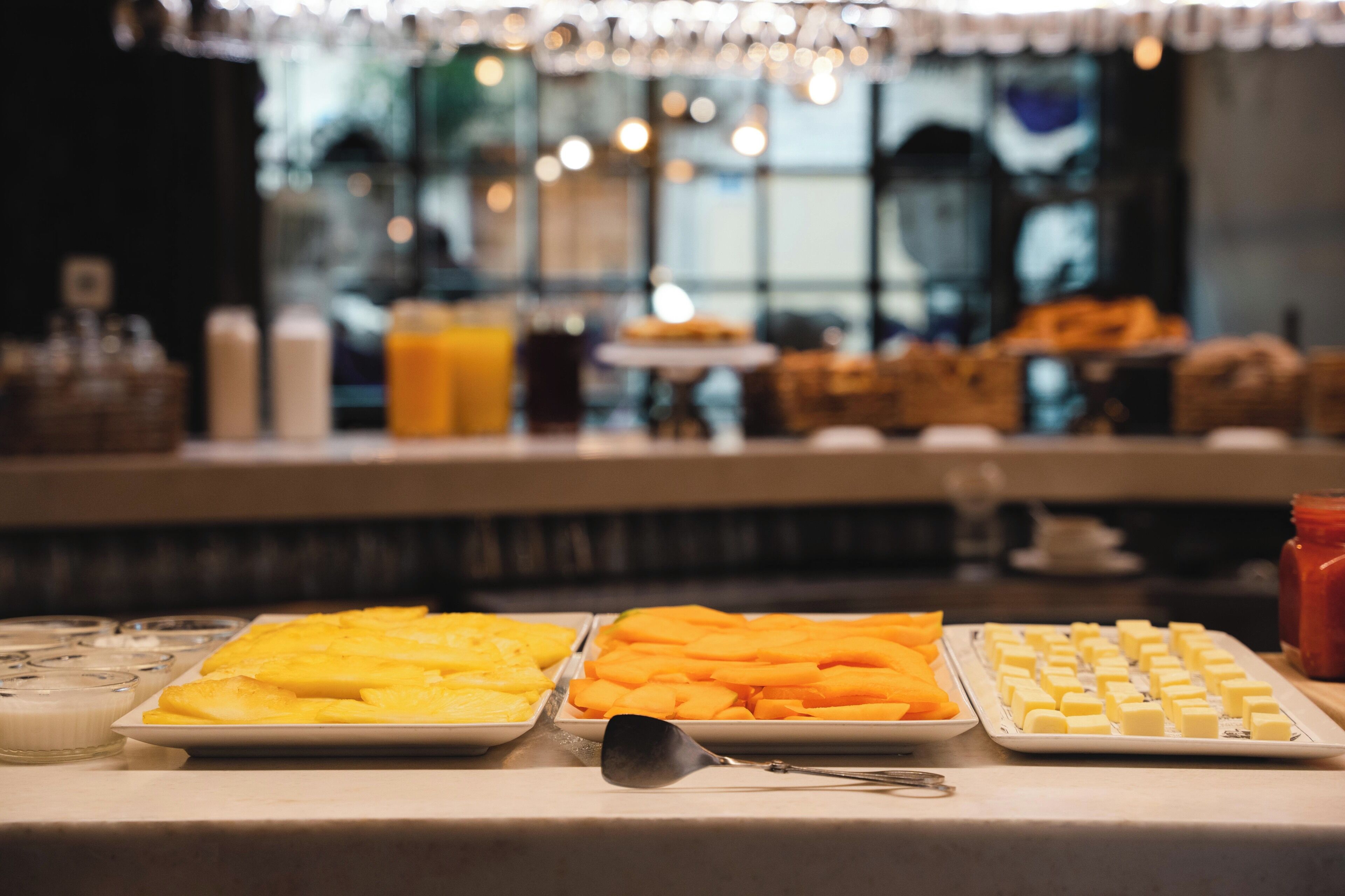 Uma mesa de buffet com diversos alimentos.