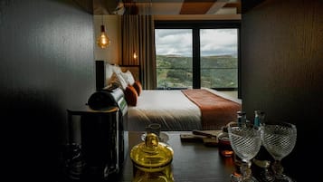 1 quarto, frigobar, cofres nos quartos, escrivaninha