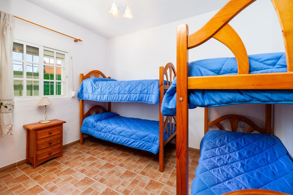 Encantadora Casa Con Espacioso Jardín, Piscina, Terraza Y Wi-fi; Apta Para Mascotas - San Fernando, España