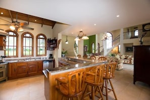 Casa de Luxo, 4 quartos, piscina privativa, vista para o oceano | Cozinha privada | Um frigorífico, um micro-ondas, um forno, uma placa de cozinha 