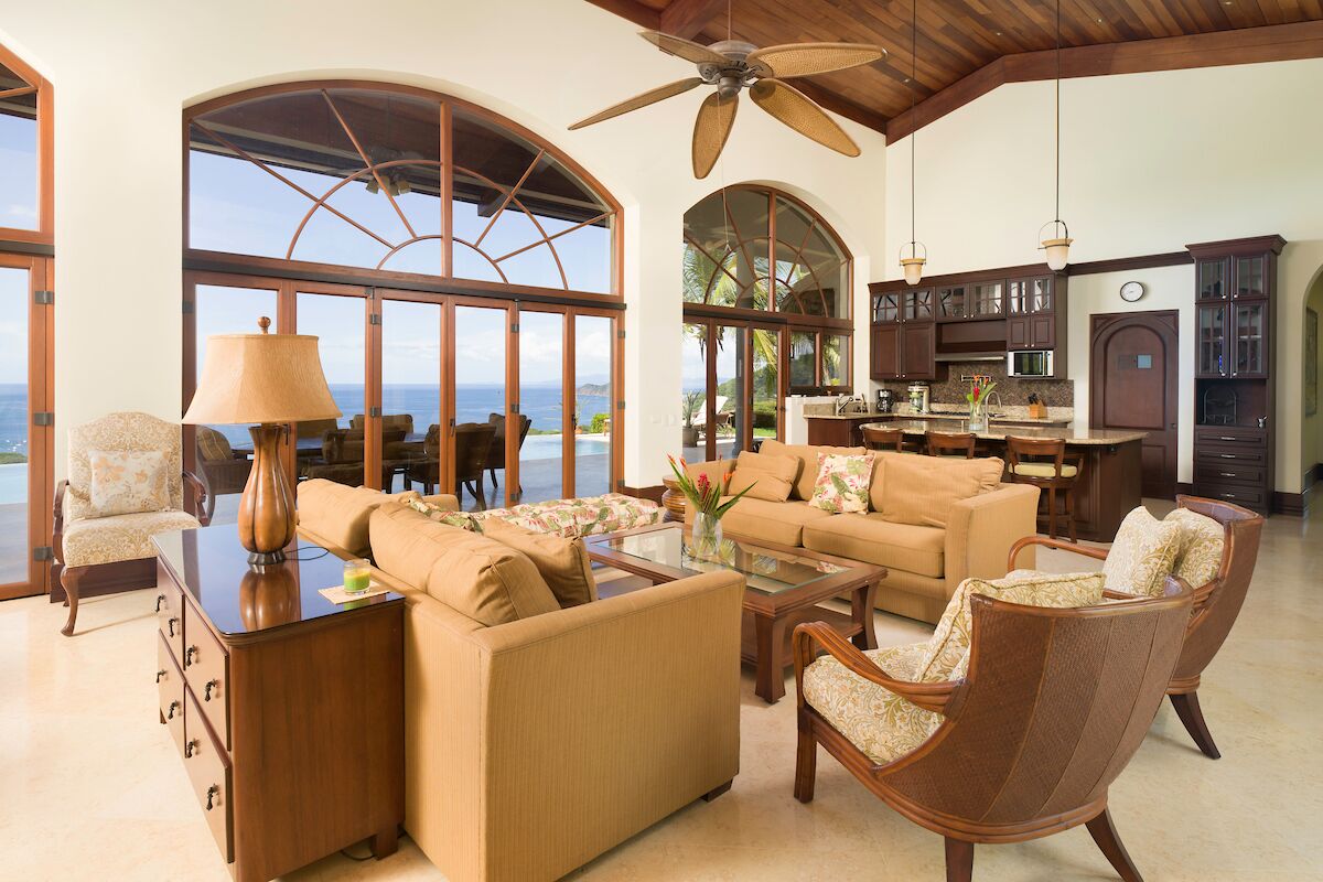 Casa de Luxo, 6 quartos, piscina privativa, vista para o oceano | Sala de estar | Televisor de ecrã plano de 43 polegadas com canais por cabo, televisor 