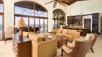 Casa superluxo, 6 quartos, piscina particular, vista para o oceano | Área de estar | TV de tela plana 43 polegadas com canais a cabo, TV