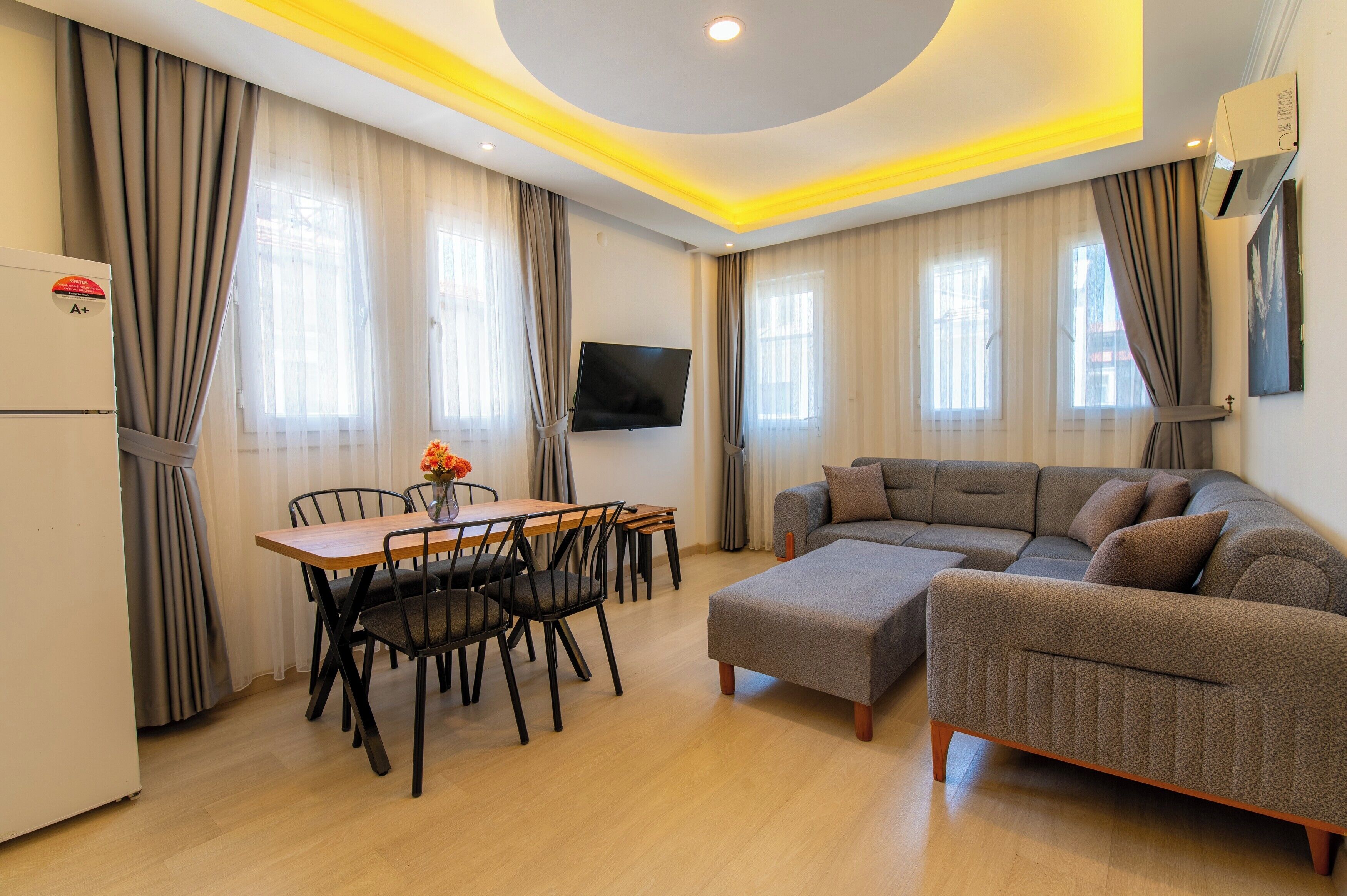 Apartamento Familiar, 1 quarto | Sala de estar | Televisor LCD de 32 polegadas com canais via satélite 