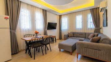 Apartamento Familiar, 1 quarto | Sala de estar | Televisor LCD de 32 polegadas com canais via satélite