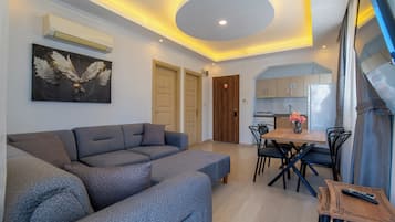 Apartamento Familiar, 1 quarto | Sala de estar | Televisor LCD de 32 polegadas com canais via satélite