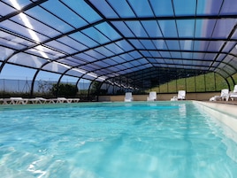 Piscina interior, da(s) 10:00 à(s) 20:00, guarda-sóis, espreguiçadeiras 