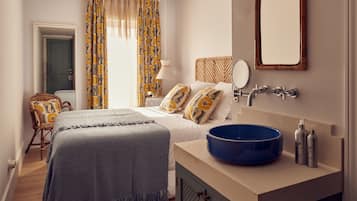 Quarto Individual | Roupa de alta qualidade, camas de colchão viscoelástico, minibar