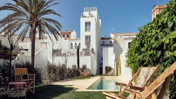 Piscina exterior sazonal, guarda-sóis, espreguiçadeiras