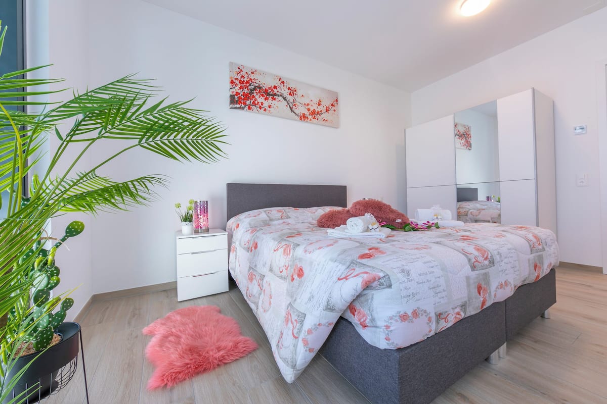 Apartamento família, 1 quarto (Charming Home) | 1 quarto, ferros/tábuas de passar roupa, roupa de cama