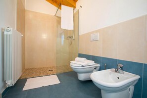 Apartamento Familiar, 2 quartos, 2 casas de banho (Franklin House) | Casa de banho | Uma combinação polibã/banheira, um chuveiro fixo 