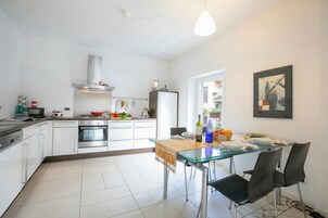 Apartamento família, 2 quartos, 2 banheiros (Franklin House with Private Garden) | Cozinha privada | Máquina de café expresso, cafeteira/chaleira, micro-ondas, fogão