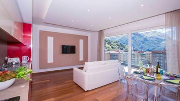 Apartamento, 1 quarto | Sala de estar | Televisor de ecrã plano de 32 polegadas com canais digitais, televisor