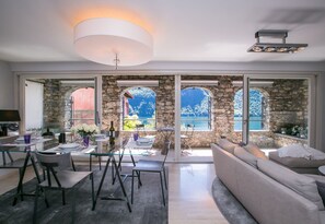 Apartamento família, vários quartos, 2 banheiros (Magic Gandria) | Sala de estar | TV de tela plana 22 polegadas com canais a cabo, TV, lareira