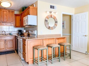Apartamento em Condomínio Fechado, 1 cama king-size e sofá-cama (The Summit 506) | Cozinha privada | Um frigorífico, utensílios de cozinha 