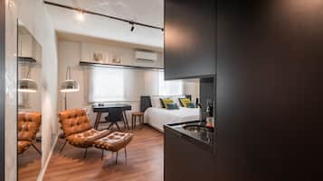 Apartamento Standard (TY 1305) | Cozinha privada | Uma chaleira elétrica, utensílios de cozinha