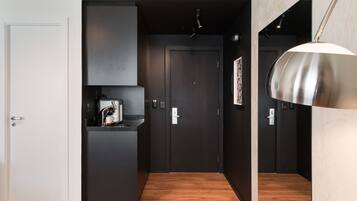 Apartamento Standard (TY 1305) | Cozinha privada | Uma chaleira elétrica, utensílios de cozinha