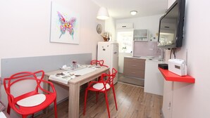 Apartamento, 1 quarto | Refeições no quarto