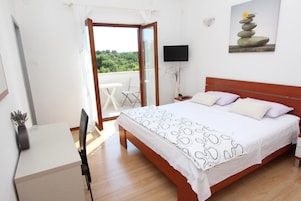 Quarto casal, sacada | Wi-Fi de cortesia, roupa de cama