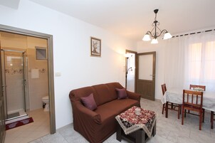 Apartamento, 1 quarto | Sala de estar | TV de tela plana 1 polegadas com canais via satélite, TV