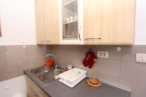 Apartamento, 1 quarto | Cozinha privada | Geladeira, micro-ondas, fogão, cooktop