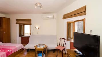 Estúdio, 1 cama de casal, vista para a cidade | Wi-Fi de cortesia, roupa de cama