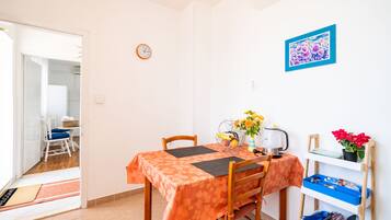 Apartamento standard, 1 quarto, sacada | Sala de jantar