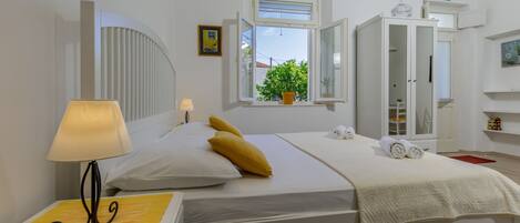 Estúdio conforto, 1 cama de casal, sacada | Ferros/tábuas de passar roupa, Wi-Fi de cortesia, roupa de cama