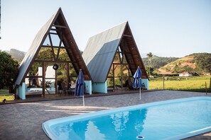 Chalé Suíço com Banheira de Hidromassagem - Pousada Sestrem | Piscina | Piscina externa, guarda-sóis, espreguiçadeiras