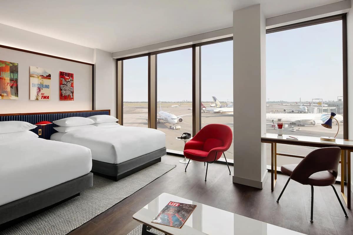 Executive Suite, 2 Queen Beds | Roupas de cama premium, edredons de pluma, cofres nos quartos