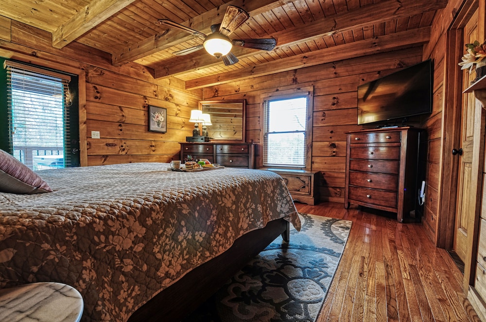 Serenity Mountain Chalet - Secluded Property With Beautiful View Of The Smokies - Sevierville, TN