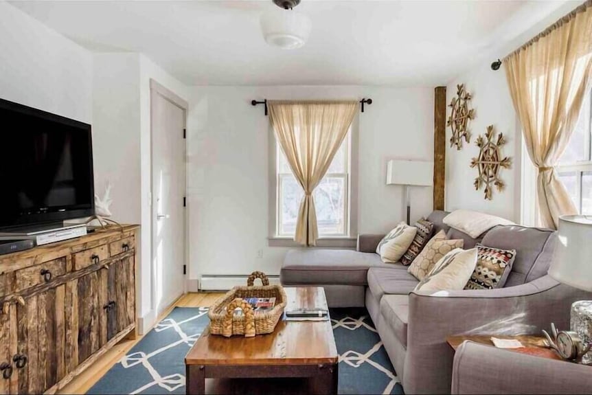 1830 Enchanting, Light-filled Farmhouse Apartment - Vermont