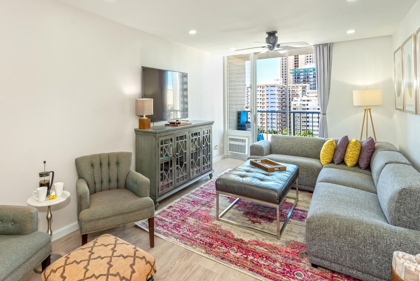 Simply Beautiful Waikīkī Apartment - Honolulu, HI