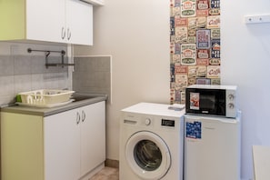 Apartamento | Cozinha privada | Um frigorífico, um micro-ondas, utensílios de cozinha