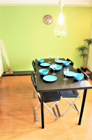 Apartamento, 2 quartos | Refeições no quarto