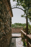 Quarto Duplo Familiar, 1 cama queen-size, terraço, vista para o jardim | Lençóis de algodão egípcio, roupa de alta qualidade, edredões de penas 