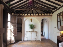 Quarto Duplo Familiar, 1 cama queen-size, terraço, vista para o jardim | Lençóis de algodão egípcio, roupa de alta qualidade, edredões de penas 