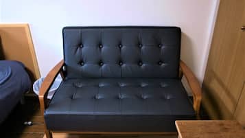 Quarto solteiro básico, 1 cama de solteiro | Sala de estar | TV de tela plana