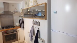 Casa (3 Bedrooms) | Cozinha privada | Um frigorífico, um micro-ondas, um forno, uma máquina de lavar louça 