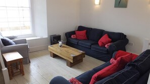 Casa (3 Bedrooms) | Sala de estar | Televisor 