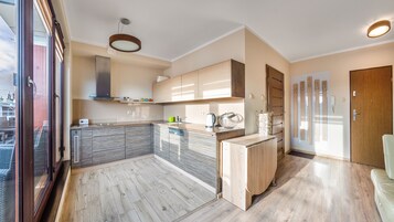 Apartamento (49 A) | Cozinha americana privada | Geladeira, chaleira elétrica, talheres/pratos/utensílios de cozinha